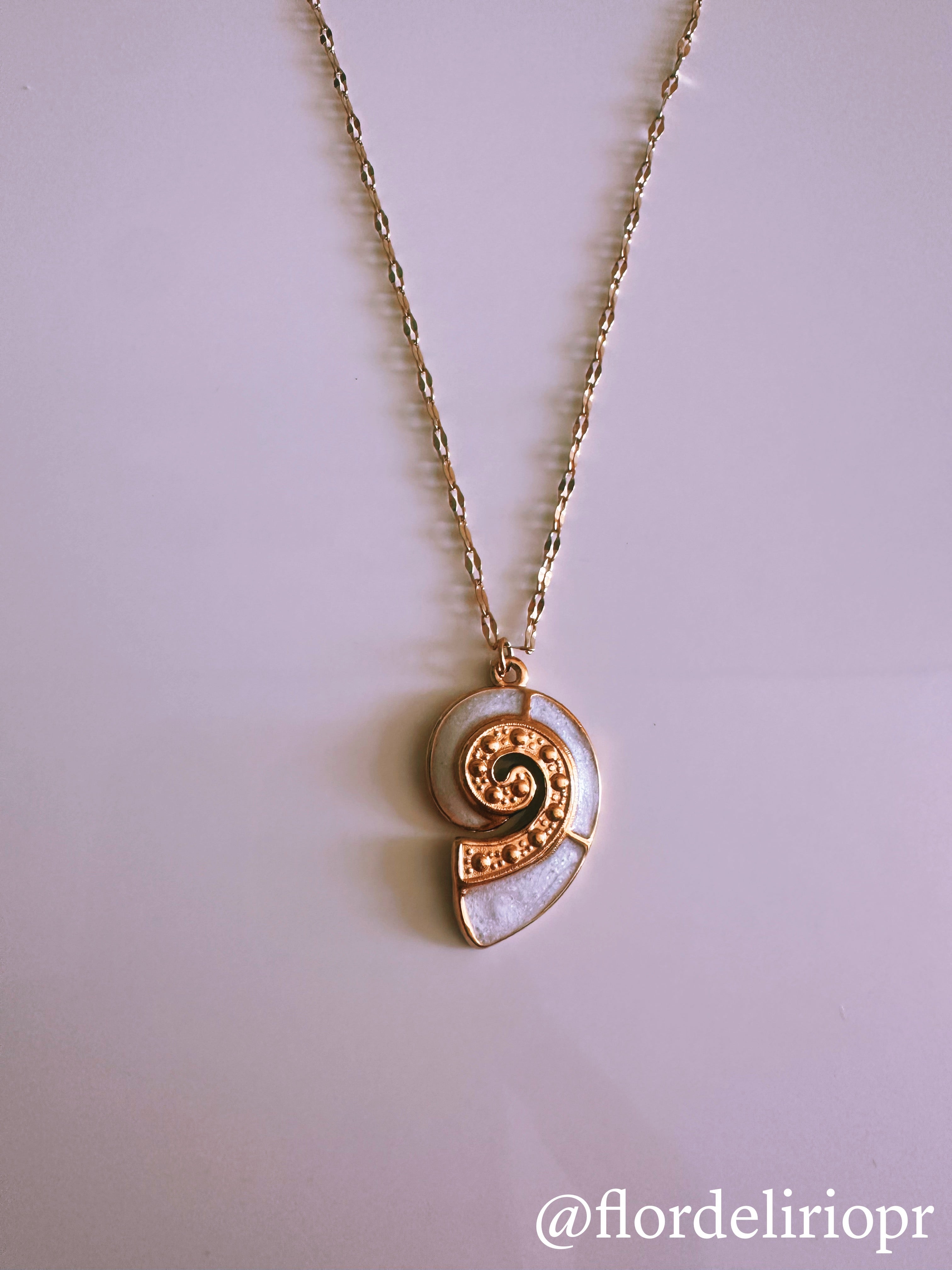 Golden conch beach necklace – Flordeliriopr